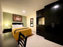 Quarto econômico | Escrivaninha, Wi-Fi de cortesia, roupa de cama