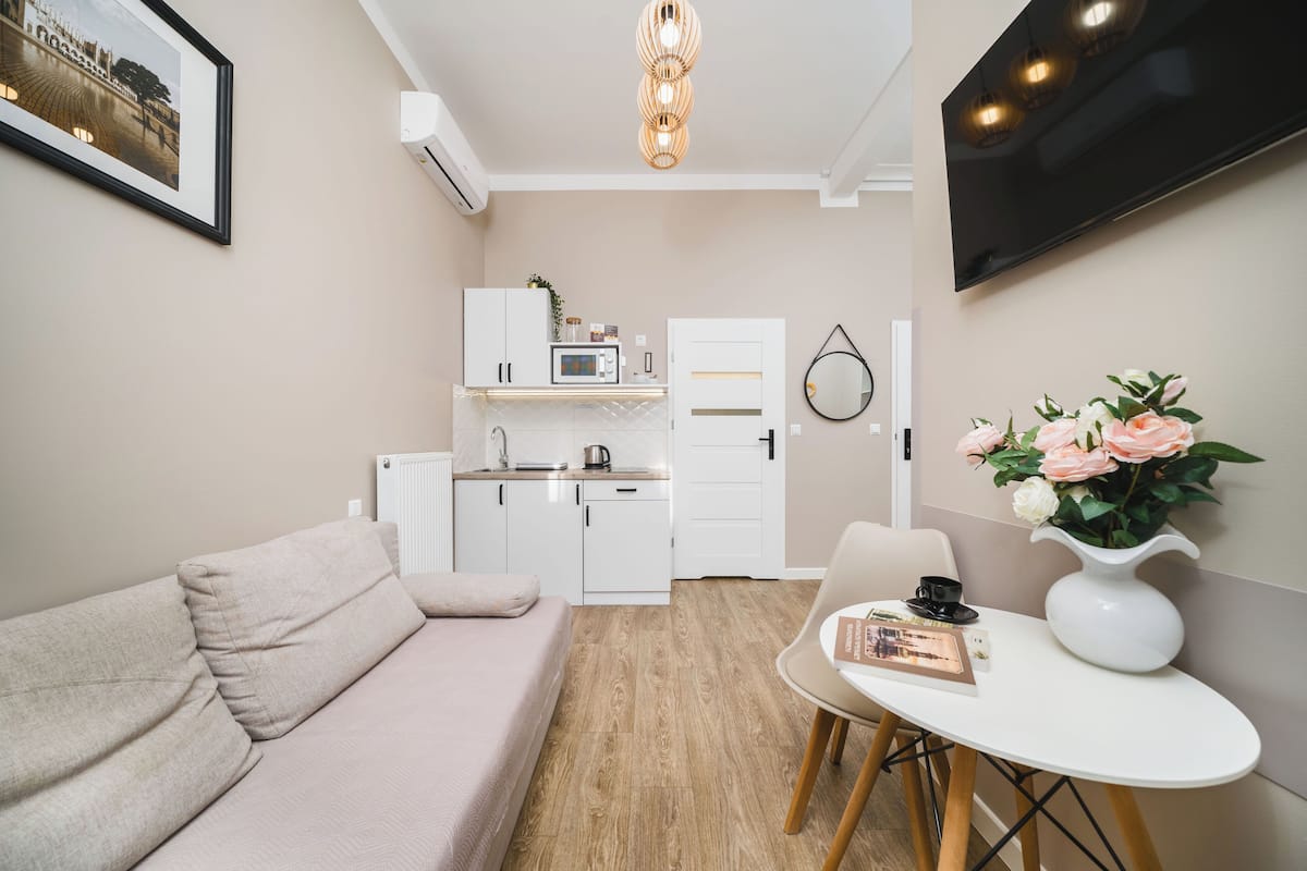 Cortinas blackout, ferros/tábuas de passar roupa, berços (sobretaxa)