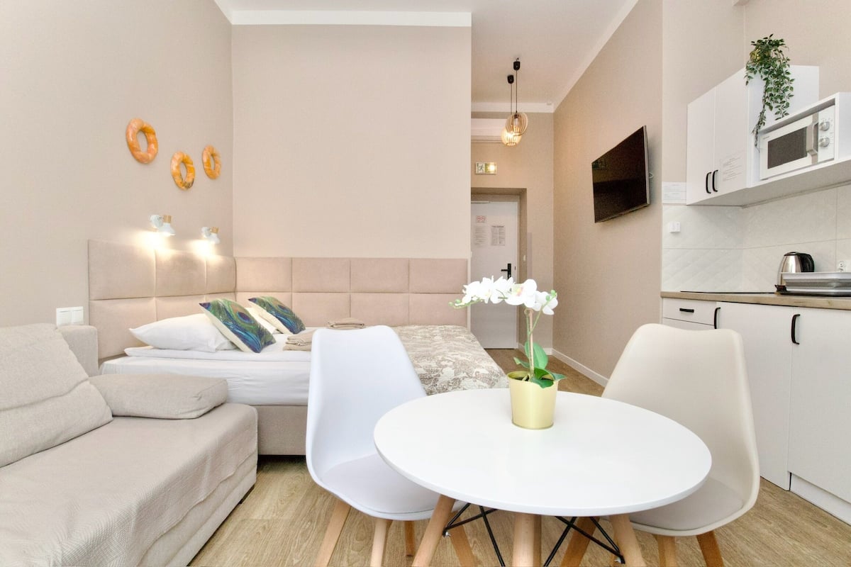 Cortinas blackout, ferros/tábuas de passar roupa, berços (sobretaxa)