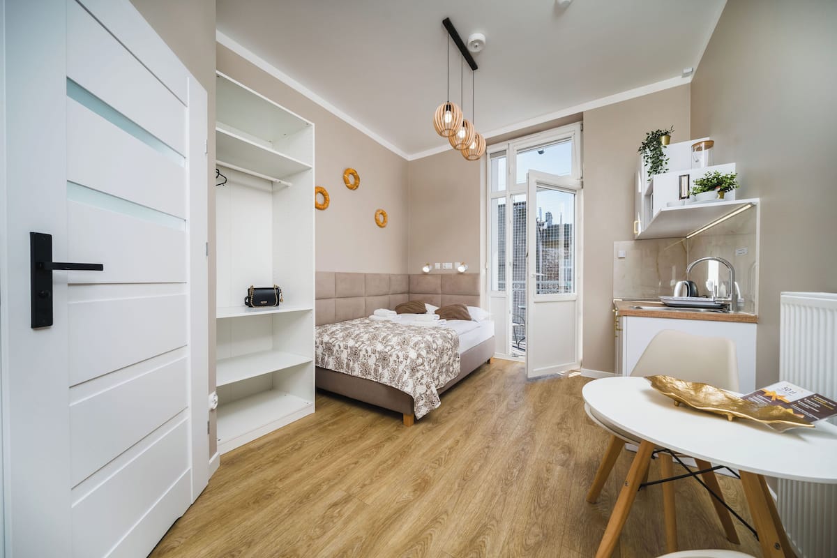 Cortinas blackout, ferros/tábuas de passar roupa, berços (sobretaxa)