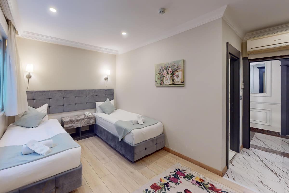 Quarto Twin Clássico | Cofre no quarto, secretária