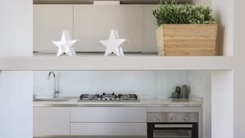 Apartamento Básico, várias camas | Cozinha privada | Um frigorífico, um micro-ondas, um forno, uma placa de cozinha