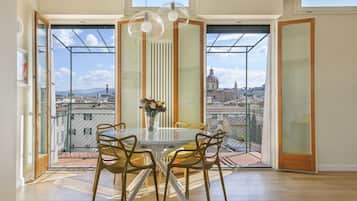 Apartamento Básico, várias camas | Cozinha privada | Um frigorífico, um micro-ondas, um forno, uma placa de cozinha