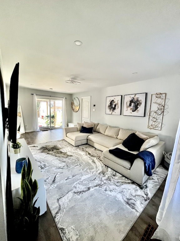 Suburban Oasis With Private Pool, Jacuzzi & Gym! - Brantford