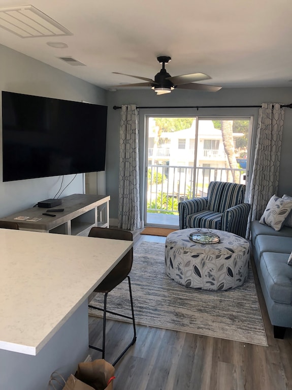 Waterfront One Br Condo In Beautiful Venice Beach Fl. Pool, Beach And Marina.\n - Venice, FL