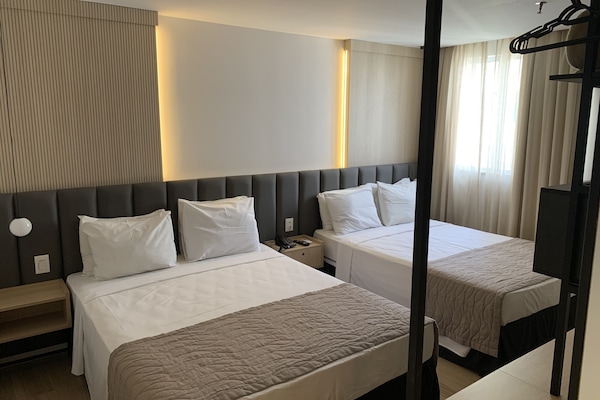 Frigobar, cofres nos quartos, Wi-Fi de cortesia, roupa de cama