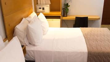 Quarto quádruplo luxo | Frigobar, cofres nos quartos, Wi-Fi de cortesia, roupa de cama