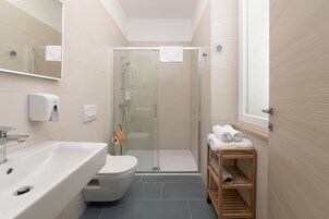 Quarto casal ou duplo superior | Banheiro | Chuveiro, produtos de toalete grátis, secador de cabelo, piso aquecido
