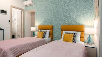 Quarto Duplo ou Twin Superior | Cofre no quarto, secretária