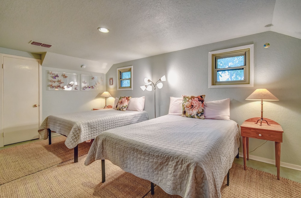 4 Br W/ Pool, Views, Farm & Ranch Stay- Flower Farm, Goats, Pigs, Disc Golf! - Texas