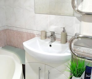Quarto Standard | Casa de banho | Uma banheira, artigos de higiene pessoal grátis, um secador de cabelo 