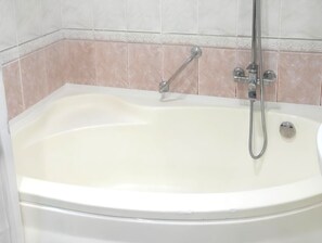 Quarto Standard | Casa de banho | Uma banheira, artigos de higiene pessoal grátis, um secador de cabelo 
