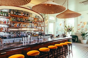 2 bares/lounges, este bar no lobby do hotel, este bar de cocktails 