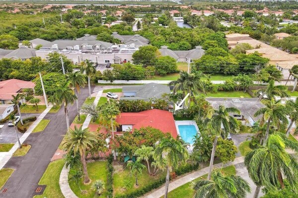 Luxury 5br Family Escape, Heated Pool, Playground - Hollywood, FL