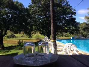 Piscina externa, funciona das 8h às 22h, guarda-sóis, espreguiçadeiras