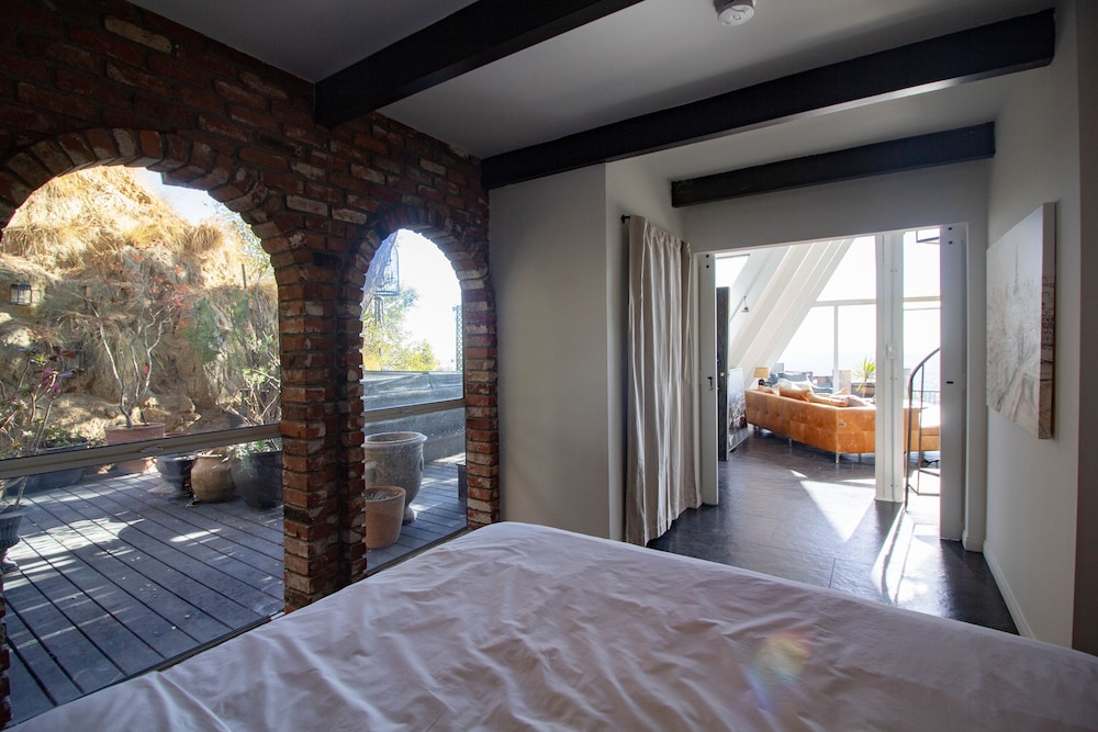 Hollywood Hills Zen Modern Villa W/ Hot Tub & Jetliner Views - Los Angeles, CA