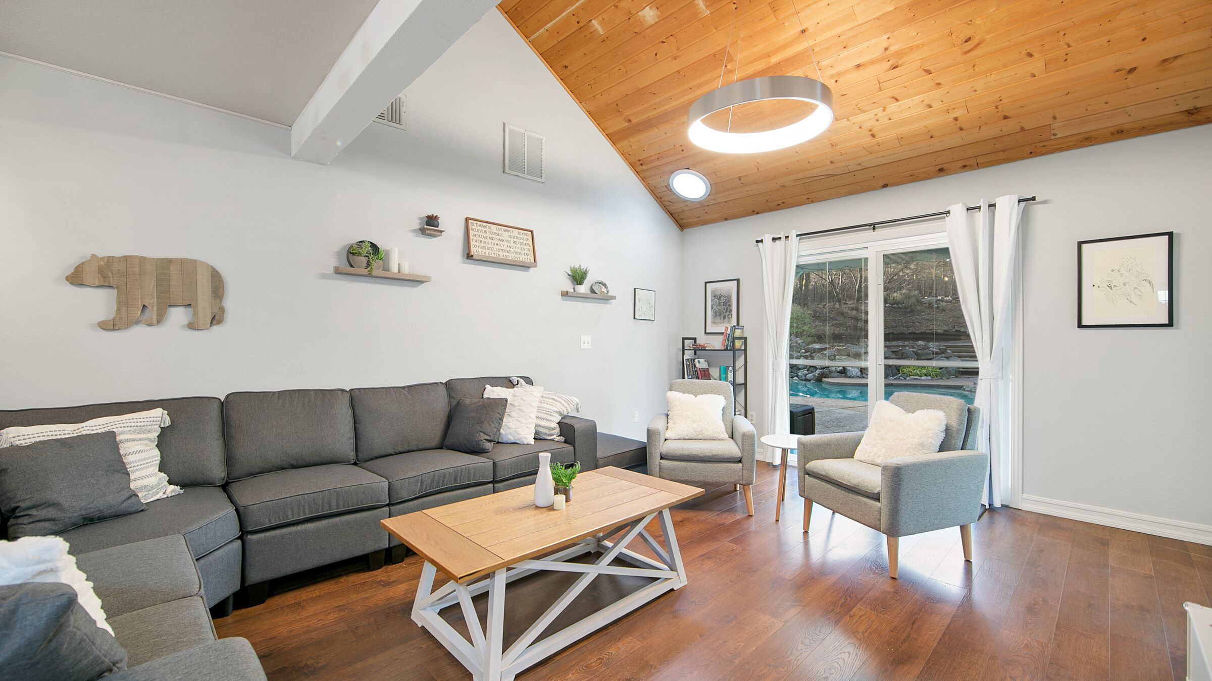 The Sereniti House :: Tranquil Escape With Hot Tub - Redding, CA