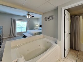 Condo (#304 - No Pets) | 2 quartos, individualmente decorados, individualmente mobiliados