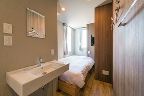 Quarto Duplo Básico, não fumadores | Secretária, Wi-fi grátis, roupa de cama fornecida 