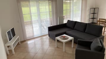 Apartamento Básico | Sala de estar | Televisor LCD de 28 polegadas com canais via satélite, televisor