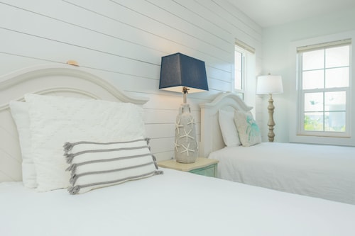 Canalfront Home With Gas Heated Pool And Spa - Anna Maria Island, FL