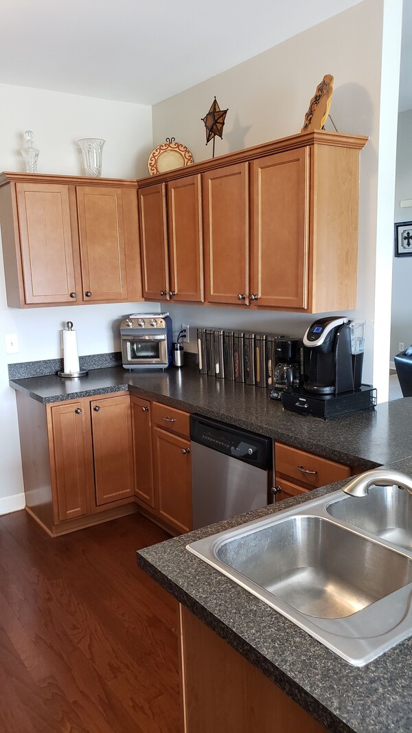 Very Safe Area, Quiet And Comfortable...sleeps 10...in House Gym!! Great Deal!! - Mt. Juliet, TN