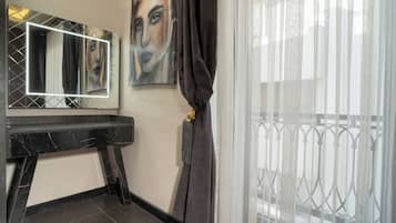 Roupas de cama premium, frigobar, cofres nos quartos, escrivaninha