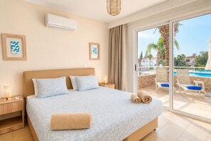Apartamento Superior, 1 quarto, vista para a piscina | 1 quarto, cofre no quarto, cortinas/cortinados opacos 