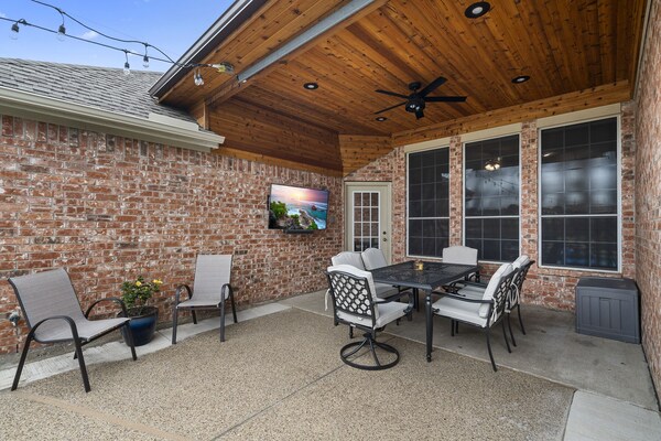 Pet Friendly, Movie Theater, Heated Pool & Spa - Coppell, TX