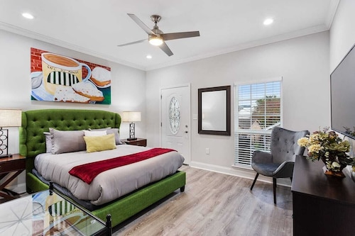 Clean Colorful 5 Bedroom Home Near Superdome - New Orleans, LA