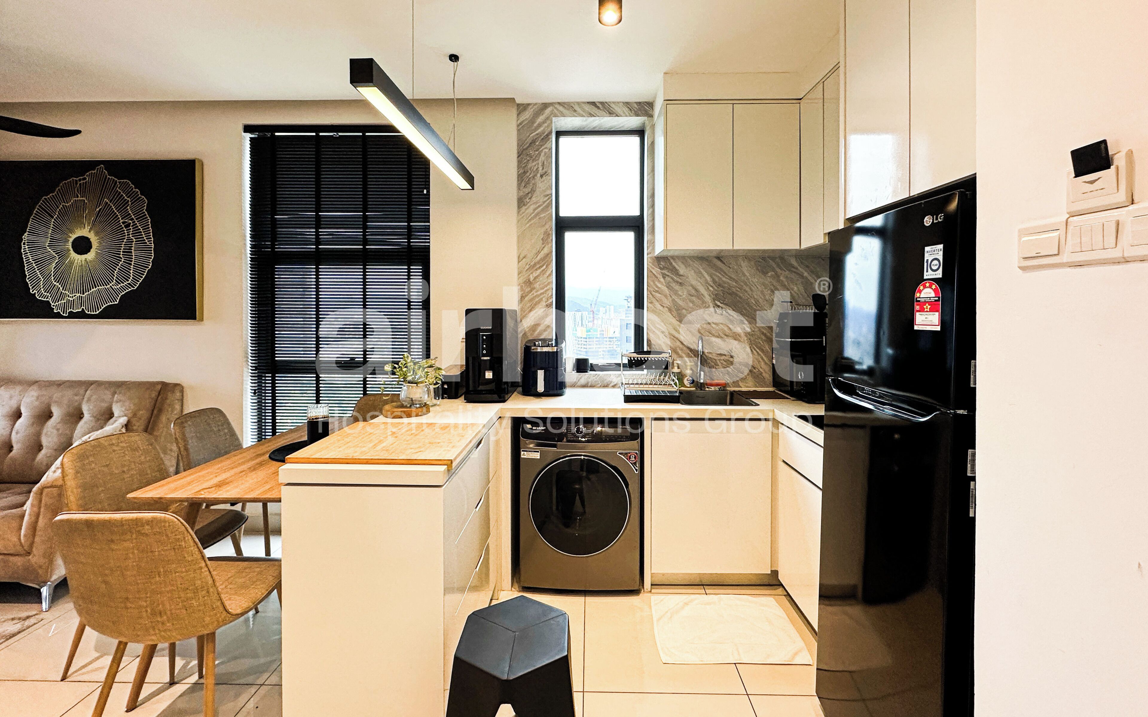 Apartamento luxo, 1 cama Queen, para não fumantes | Cozinha privada | Geladeira, micro-ondas, cooktop, talheres/pratos/utensílios de cozinha