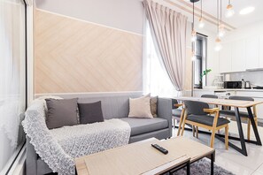 Apartamento, 1 quarto | Área de estar | Smart TV 40 polegadas com canais a cabo, TV