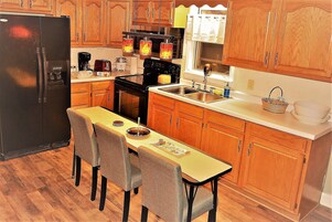 Apartamento, 2 quartos, varanda | Cozinha privada | Cafeteira/chaleira, micro-ondas, cooktop