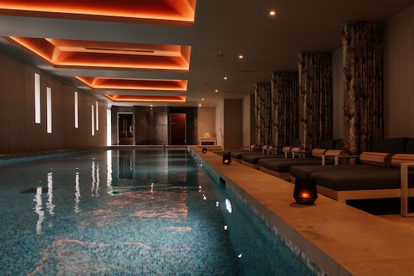 Piscina interior, piscina exterior, toldos gratuitos, guarda-sóis