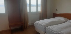 Quarto quádruplo clássico, várias camas, para não fumantes | Escrivaninha, Wi-Fi de cortesia, roupa de cama