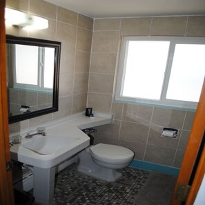 Quarto Standard, 2 camas queen-size | Casa de banho | Um polibã, toalhas fornecidas 