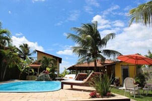 Piscina externa, espreguiçadeiras