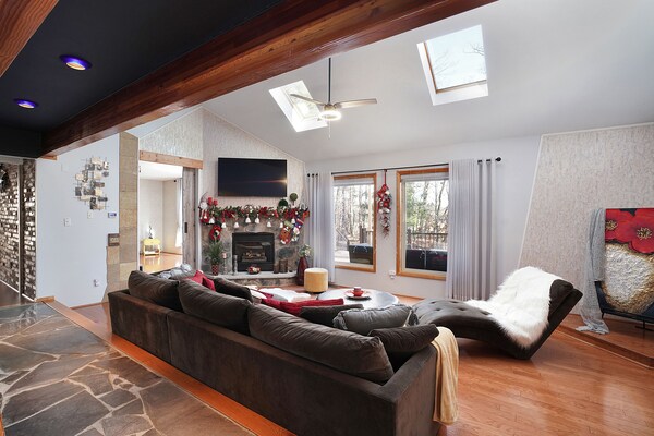 A Lake House With A Hot Tub, Sauna, And A Deck In The Backyard. - Pocono Lake