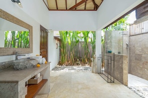 Villa Básica, várias camas | Casa de banho | Um polibã, artigos de higiene pessoal grátis, um secador de cabelo
