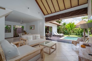 Villa Básica, várias camas | Refeições ao ar livre