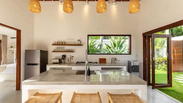 Villa Básica, 2 camas queen-size | Cozinha privada | Um frigorífico, uma placa de cozinha, uma cafeteira/bule