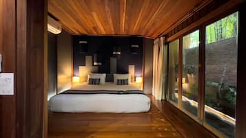 Quarto Deluxe, vista para o jardim | 1 quarto, lençóis de algodão egípcio, roupa de alta qualidade, minibar