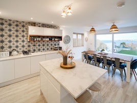 Casa de Campo | Cozinha privada | Um frigorífico, uma máquina de lavar louça, utensílios de cozinha