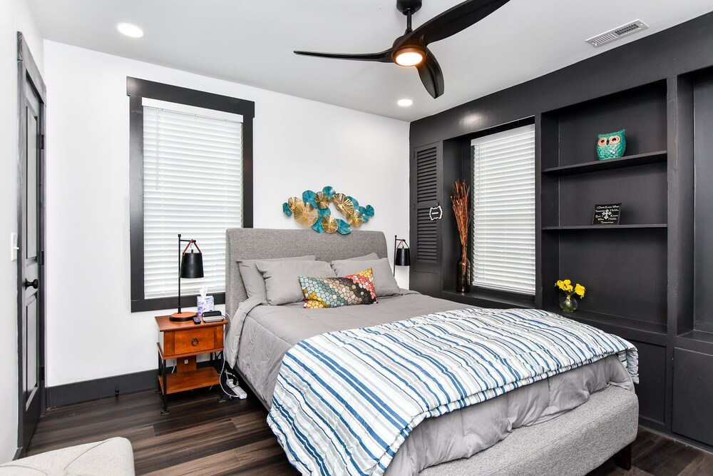 5 Minutes To Downtown + Pet Friendly + King Bed! - Greenville