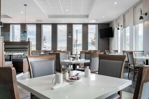 Café da manhã feito na hora todos os dias (CAD 12.00 por pessoa)