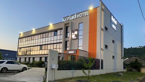 Um edifício de hotel moderno com uma placa indicando 