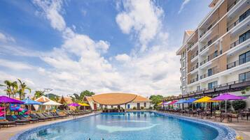 Piscina exterior, da(s) 7:00 à(s) 20:00, guarda-sóis, espreguiçadeiras