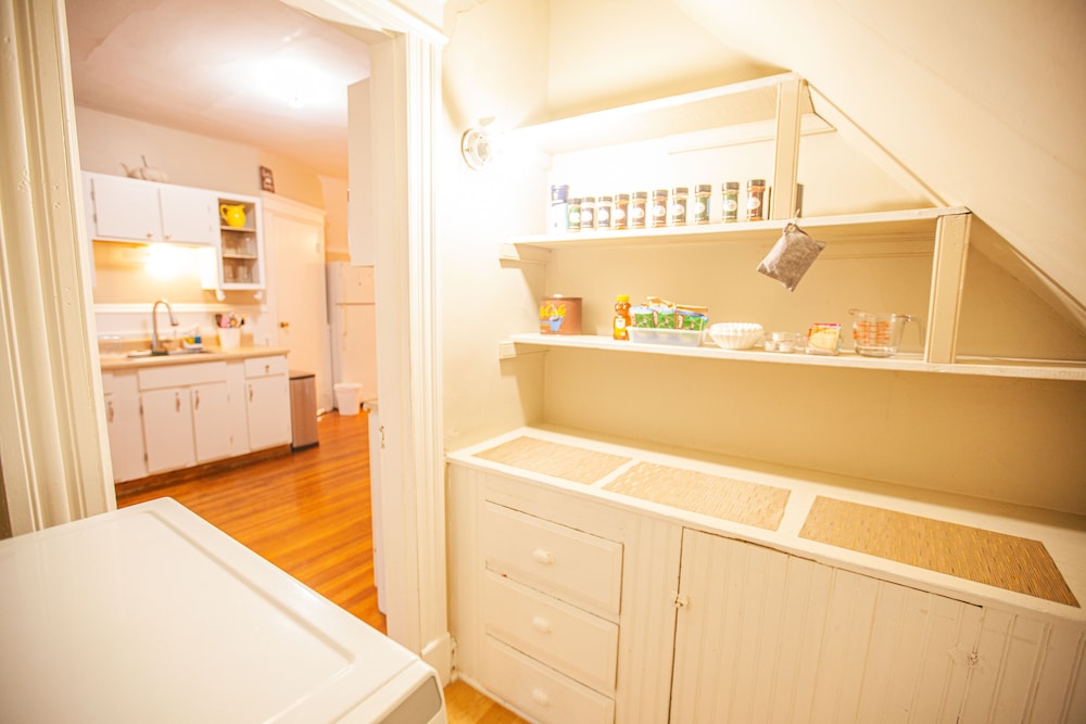 Luxury King Suite In Waterbury. 3 Bedroom. Essentials Close-by, - Waterbury, CT