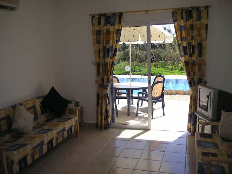 Paradise Villa, 3 Bedrooms, Roof Terrace, Pool, Free Wi-fi, Close To Amenities - Cyprus
