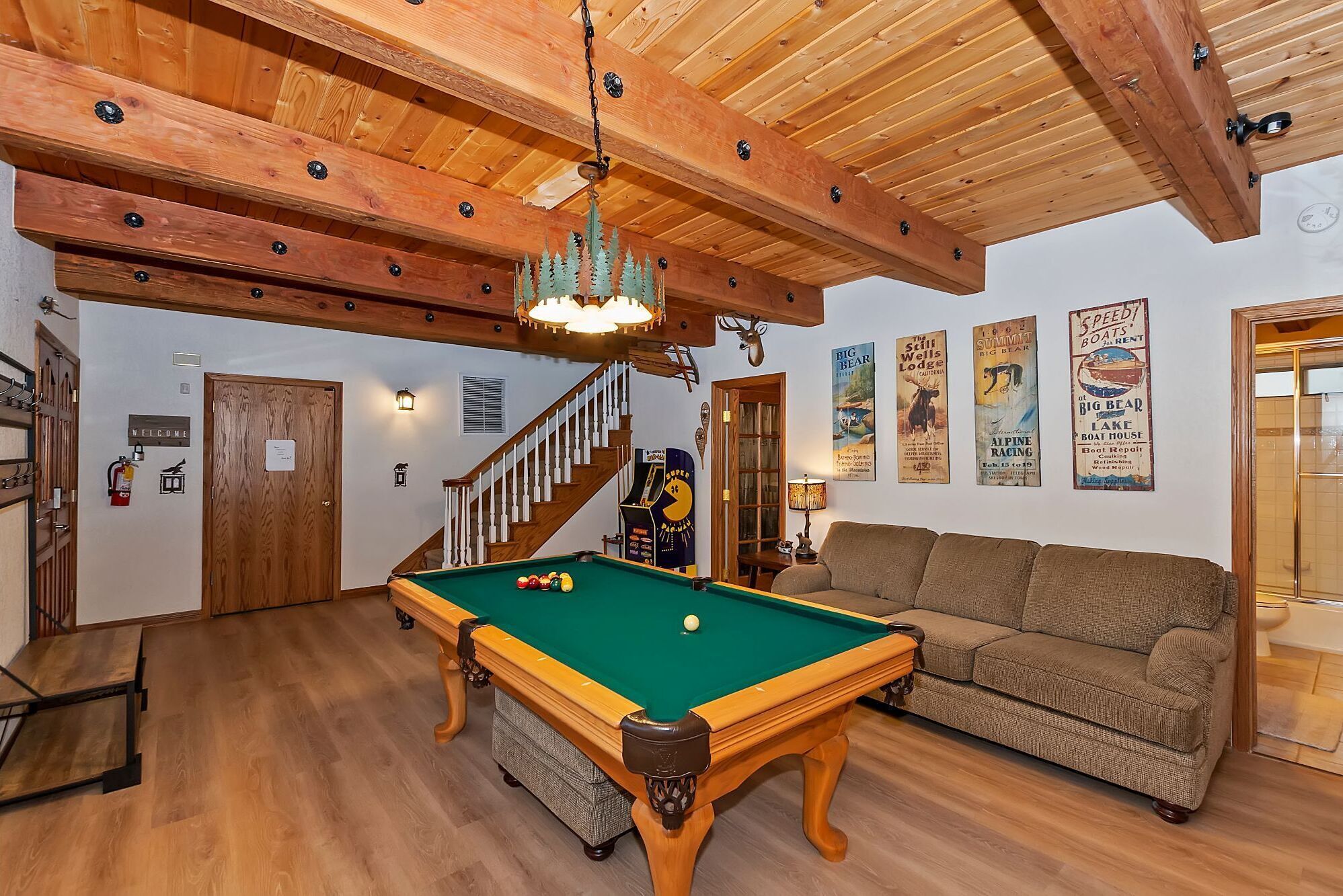Hidden Wolf Retreat By Destination Big Bear : Amazing Ski Slope Views In Upper Moonridge! Pool Table! - Californië